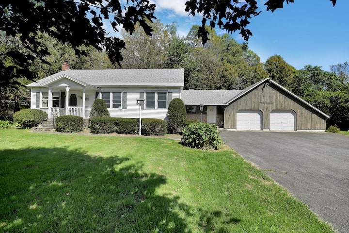 Cindylou’s Berkshire Getaway Near Jiminy Peak - Lake Onota, MA