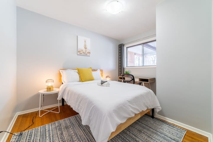 Clean Minimalist Double Bedroom - Kitchener