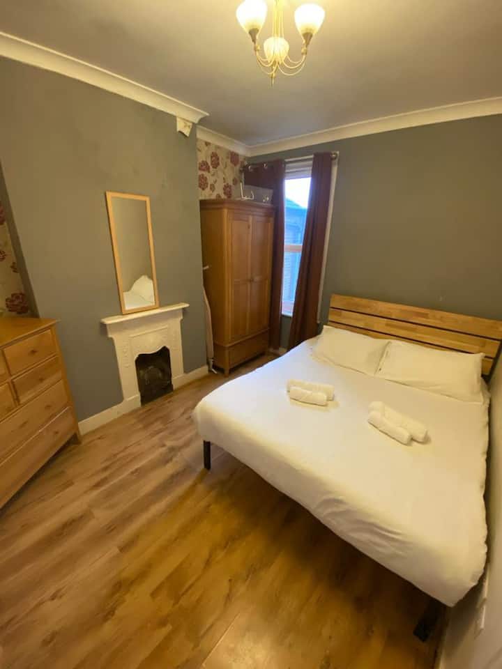 2- Bedroom Apartment, 4 Beds, 2 Bathrooms, London - Surbiton
