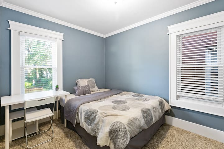 Female Guest Only (Room B) - Oak Park, MI
