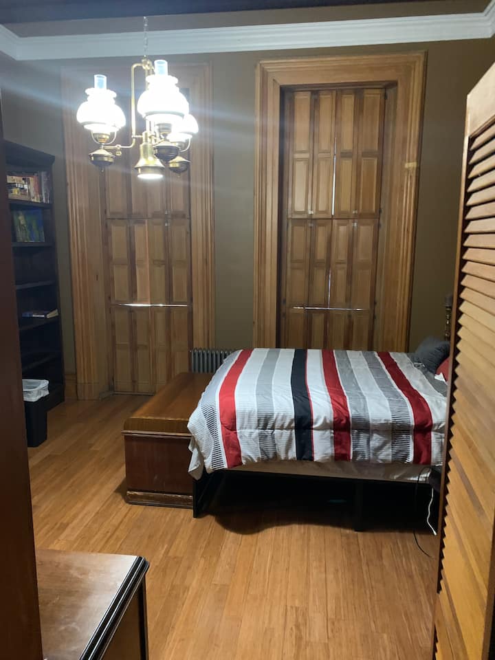 Beautiful Master Bedroom Suite With Private Bath. - Pittsburgh