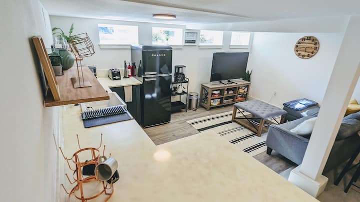 1000 Sq Ft Guest Suite Hosted By Patrick & Naomi - Portland, OR