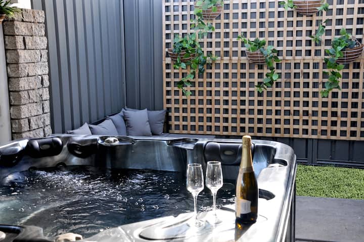 Mid-century Beach House With Spa & Close To Beach! - Rye