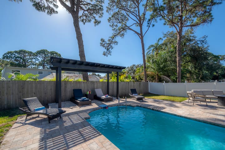 5 Br Luxury Beach Villa: Heated Pool & Games Room - Indian Rocks Beach, FL