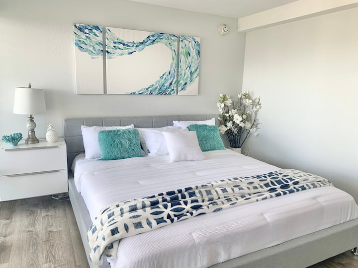 New One Bedroom Suite Ocean View Waikiki Condo - Kailua, HI