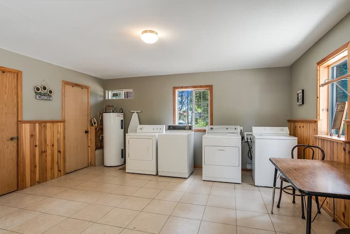 Cozy Rustic Mountain  Cowboy Lodge Room Cabin #3 - Bonners Ferry, ID