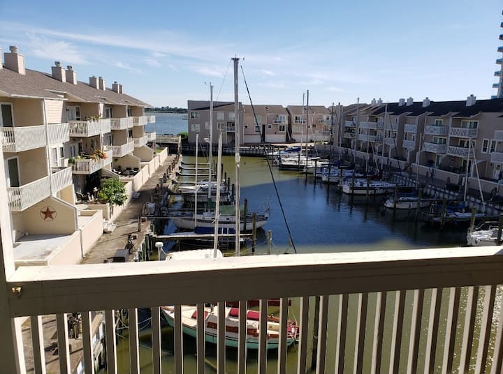 Lovely 2 Bedroom Condo With Marina View And Pool - Seabrook, TX