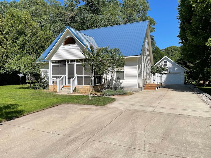 Quiet 3 Bedroom Cottage - Steps From Lake Michigan - Muskegon, MI
