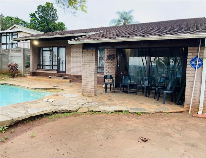 Cheerful 8 Bedroom With A Swimming Pool - Durban