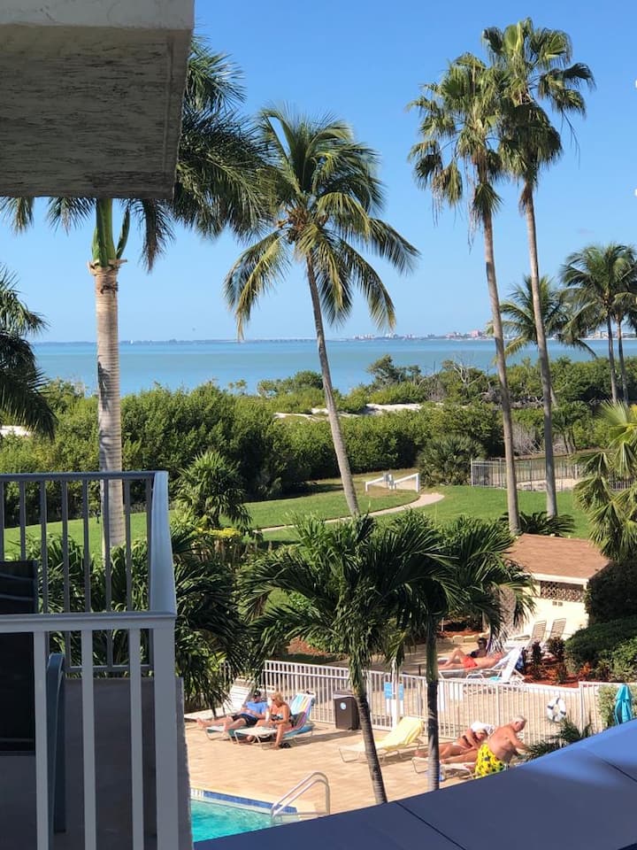 Seashells And Salty Breezes: Ft. Myers Beach Condo - Fort Myers Beach, FL