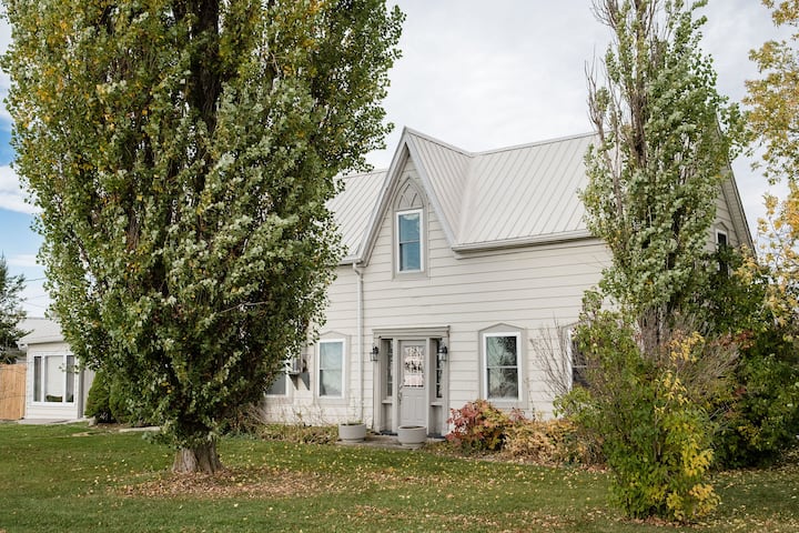 The Kelly | Modern Farmhouse | Hottub & Pool Table - Prince Edward