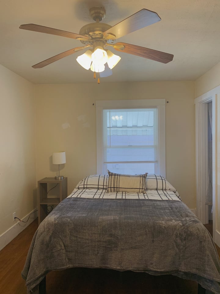 Cute 2 Bedroom Residential Home With Ev Charger - Medford, OR