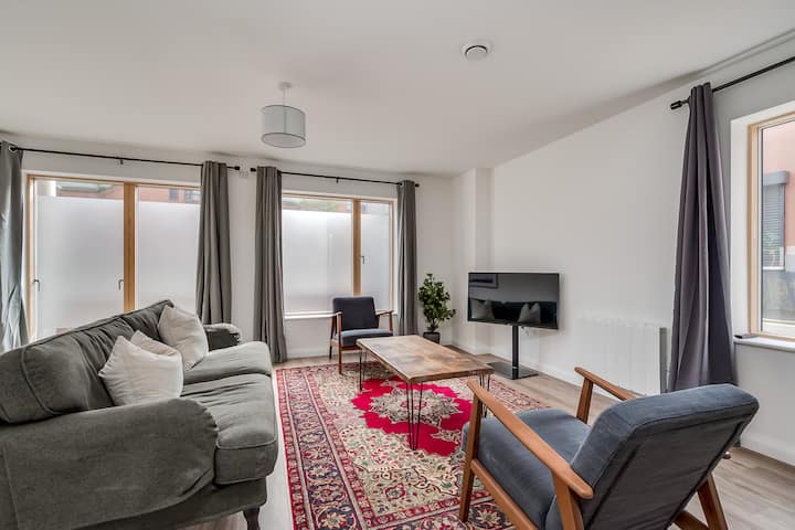Belfast City Center Near: 3br Condo W Free Parking - Belfast