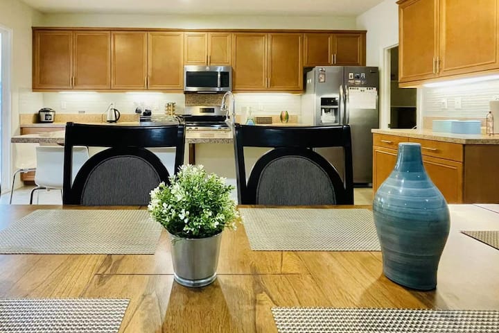Cozy Single Family Home, Great Location! - Oxnard, CA