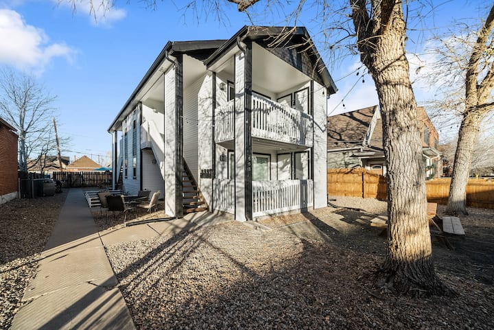 Modern King Suite  Cozy Sundeck  Walk 2 Broadway - Englewood, CO