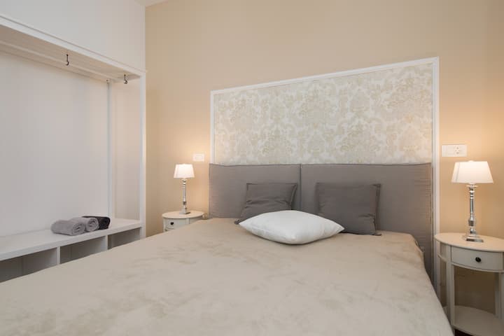 Family Stay Downtown: Tv, Queen Bed & Easy Parking - Ljubljana