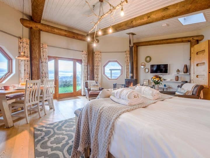 Saffir Luxury Eco Lodge, Log Fired Bath & Views - Aberaeron