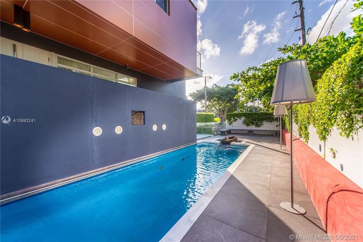 7br/6.5bth Modern Miami Luxury Gem - Miami, FL