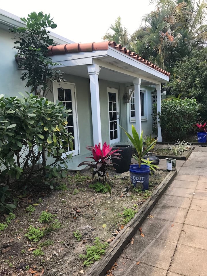 Lovely Studio With Spacious Bath And Kitchen - Juno Beach, FL