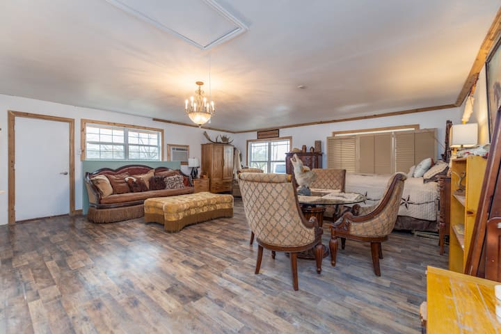 Private Apartment- Riverview On Ranch... Downtown! - San Angelo, TX