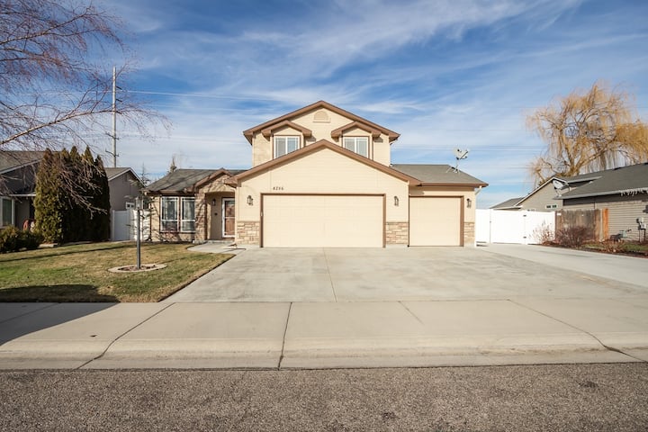 Comfortable 3 Bedroom Residential Home. - Meridian, ID