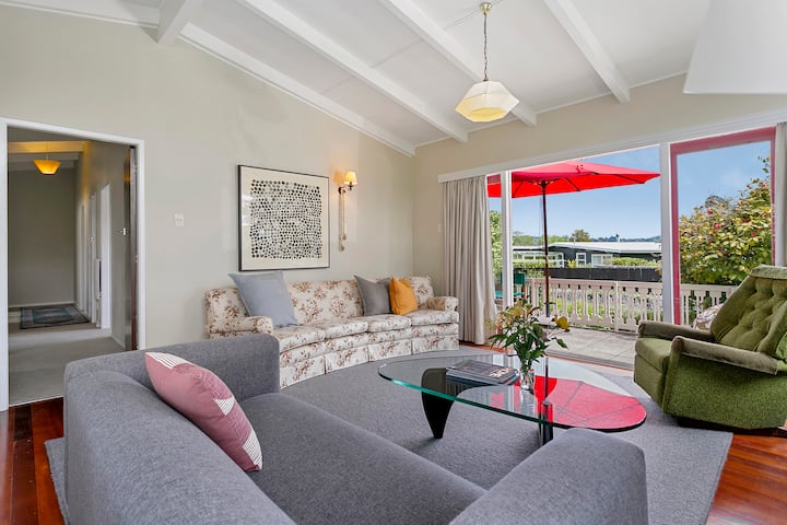 Kiwiana Cottage 1 Minute Walk To The Lake - Taupo