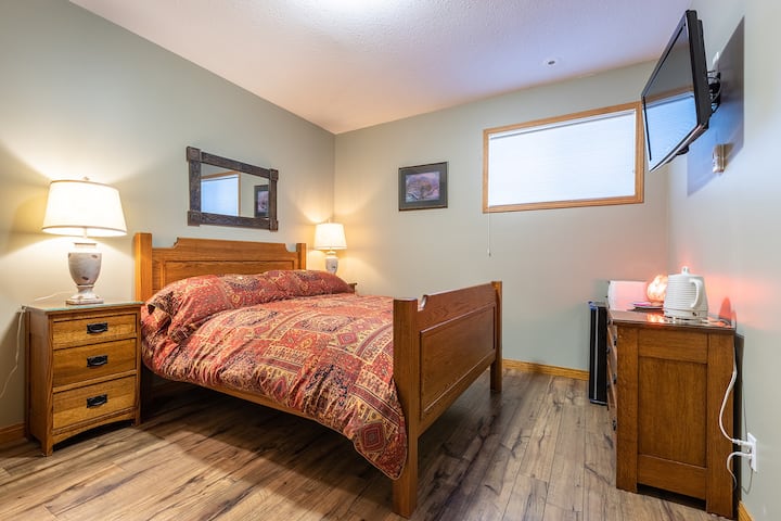Queen Suite (Private Entrance) - Mountain Memories - Canmore