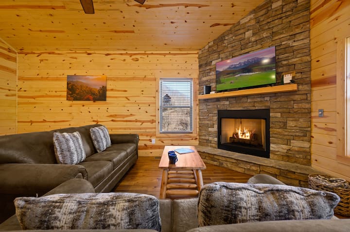 Labor Day Special! Air Hockey, Hot Tub, Fireplace - Gatlinburg, TN