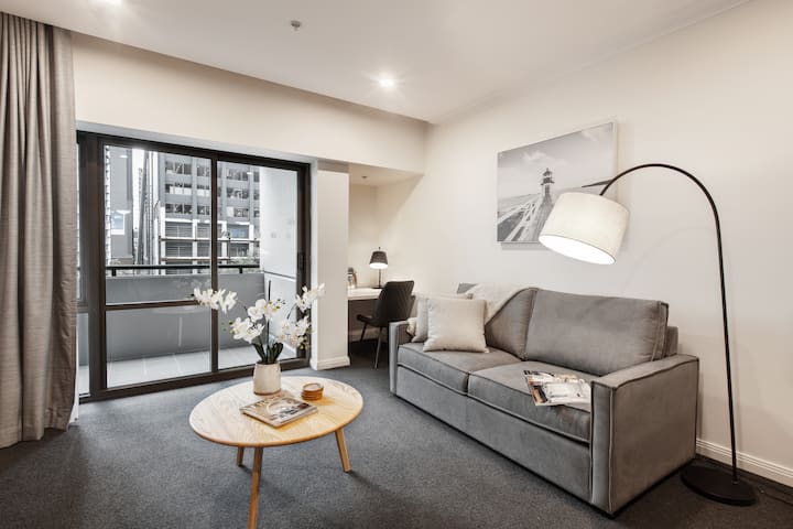 Executive Urban Living With Balcony & Heated Pool - Melbourne
