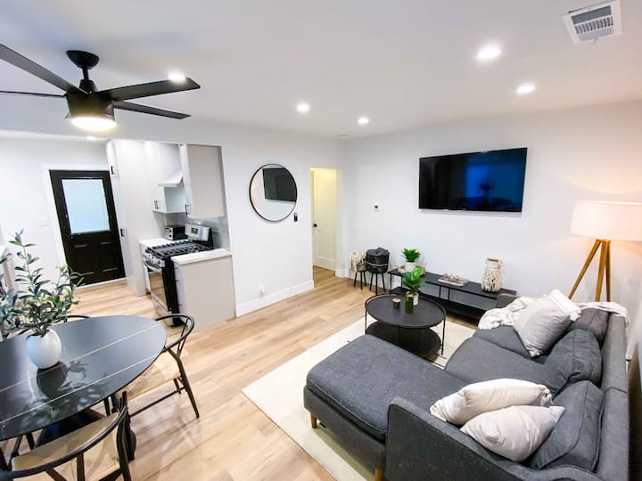 1 Bed Large Outdoor Lighted Patio Highly Walkable - Burbank, CA