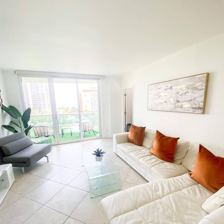 Resort Style Apt | Steps To Beach | Pool & Cabanas - Sunny Isles Beach, FL