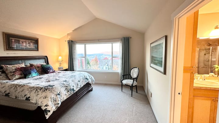 Mountain View House / Garage - Issaquah, WA