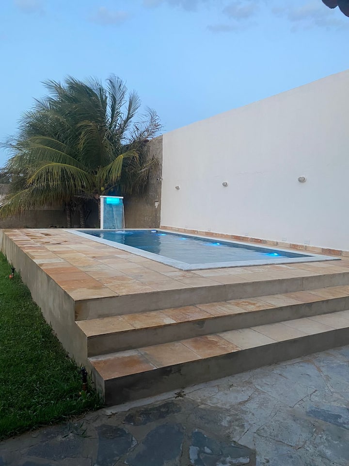 Casa Com Cinco Quartos E Piscina. - Parnaíba