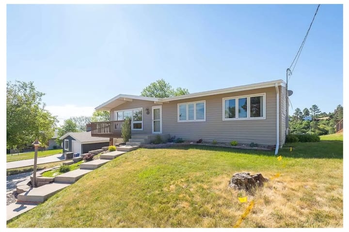 Peaceful Hilltop Home With Amazing City View - 래피드시티