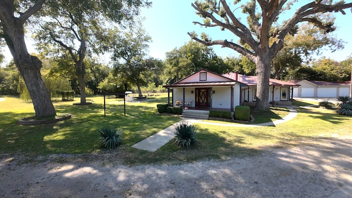 Farm Getaway Close To The City - Waxahachie, TX