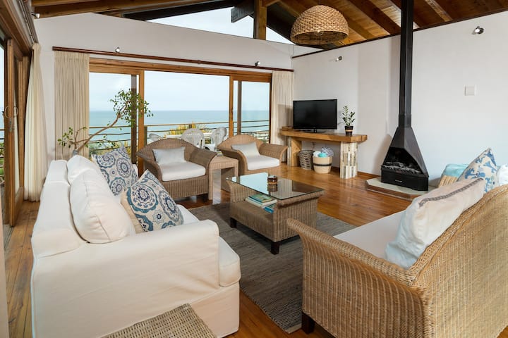 Sandy's Spot: Sunny Pet-friendly House With A Pool - Jeffreys Bay