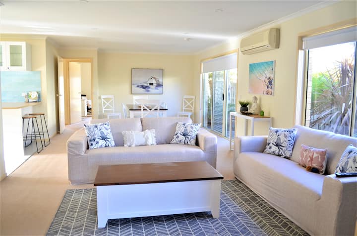 A Stones Throw To The Beach, 3 Br Residential Home - Rye