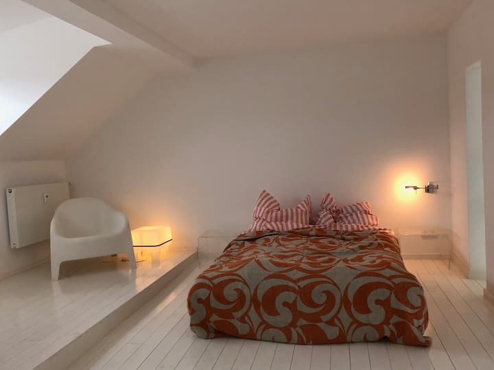 Elegantes, Neurenoviertes Appartement Mit Balkon - Cologne