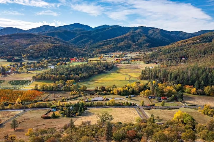 Southern Oregon Paradise With Stunning Views - Jacksonville, OR