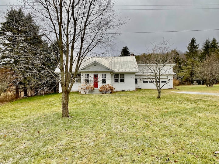 Moon Mountain White Guesthouse - Bovina, NY