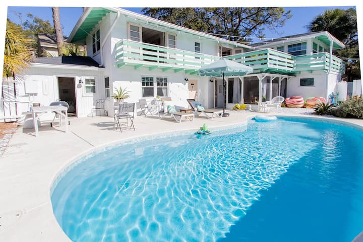 Poolside Tiki Bar With Swings! Heated Pool! See Boardwalk To Beach From Lawn! - Tybee Island, GA