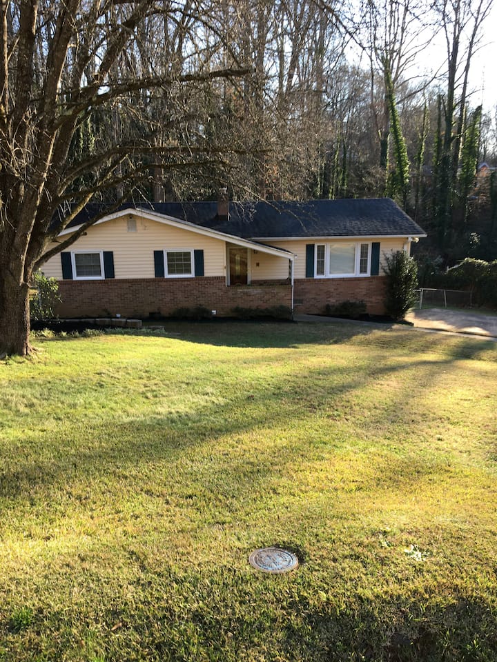 Not A Revolving Door Airbnb - Easley, SC