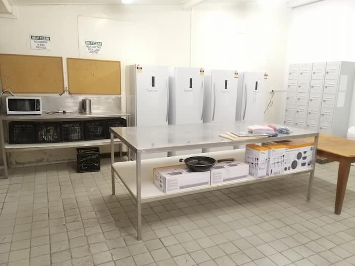 Private Bed Room With Sky Light Vent, Ac, Internet - Townsville