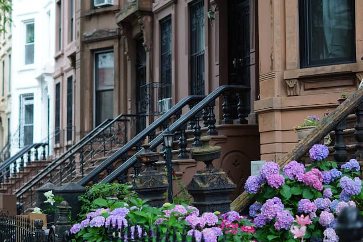Charming 3-bedroom Brownstone Unit In Brooklyn - Queens, NY