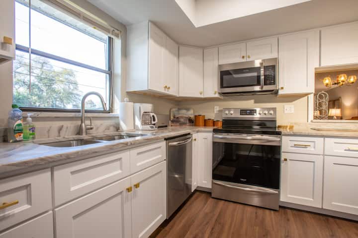 Center Of Charming, Walkable, Seaside Small Town - St. Petersburg, FL