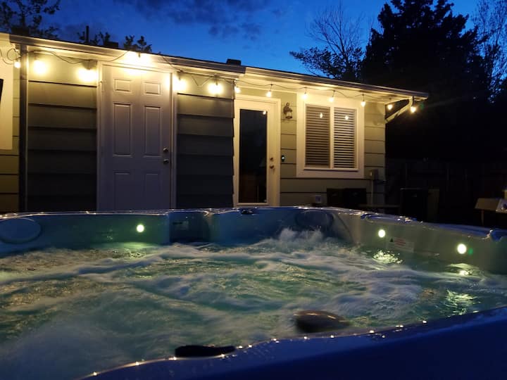 Backyard Hot Tub Oasis Minutes From Everything! - Manitou Springs, CO
