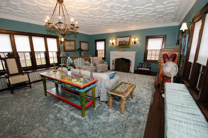 The Butler House On Grand Neo-b&b: Waterbury Suite - Des Moines, IA