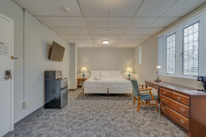 Historic Dorm Room Downtown On Music Row! - Nashville, TN
