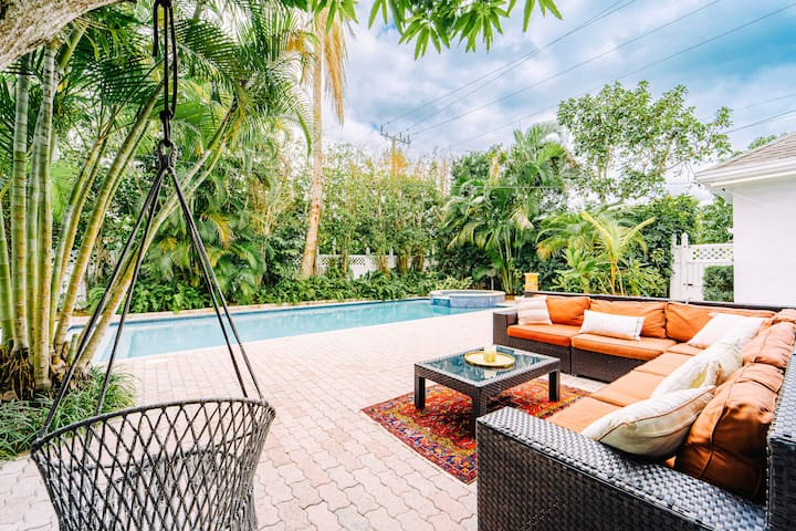 Downtown Oasis W/ Pool & Hot Tub 2mins From Beach! - Palm Beach, FL