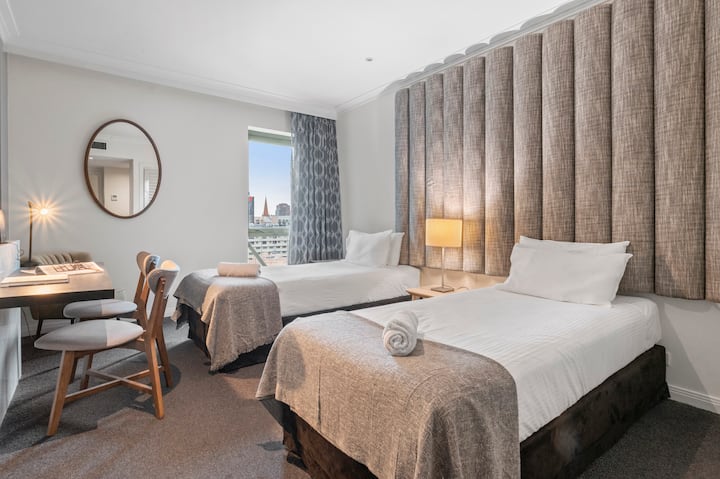 Metro Urban Studio With City View & Indoor Pool - Melbourne